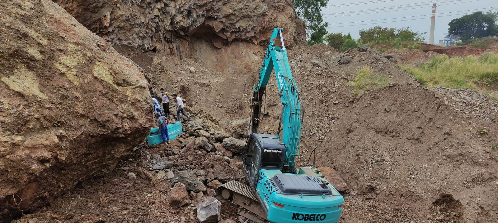 Dua Operator Alat Berat Dilaporkan Tewas Tertimbun Longsoran Batu di ...